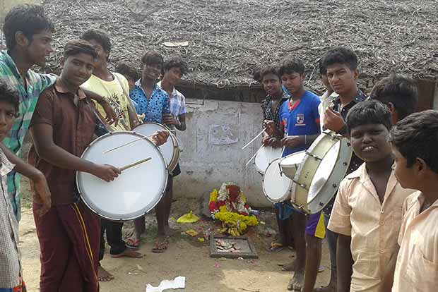 Monkey dies after falling from tree, locals give a human-like burial