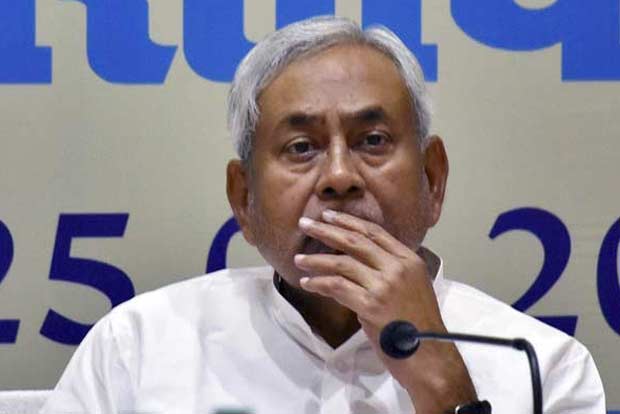 Stones hurled at Nitish Kumar's cavalcade, CM safe