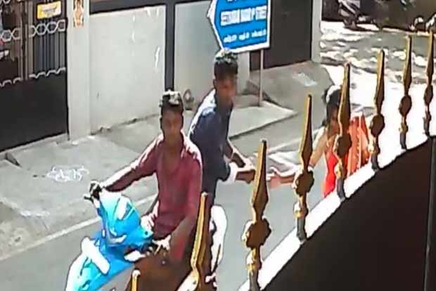 Bike duo’s mobile snatching attempt caught on camera, manhunt launched